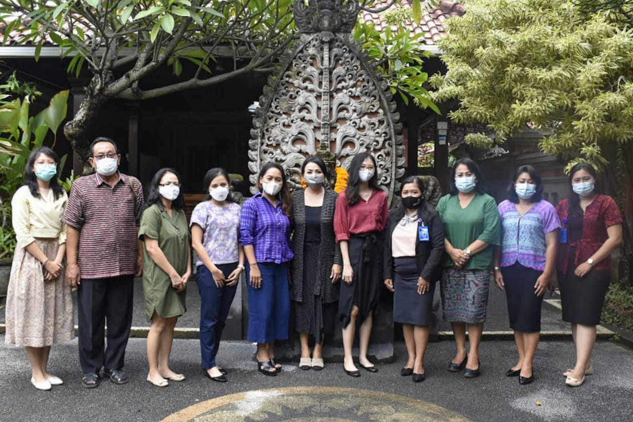 Selly Mantra Dukung Mahasiswi Denpasar Tampil di Ajang Paris Fashion ...