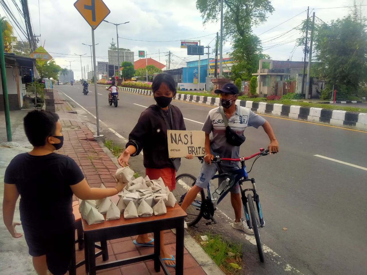 Bagikan 150 Nasi Bungkus, Pemuda Tanjung Benoa Ajak Masyarakat ...