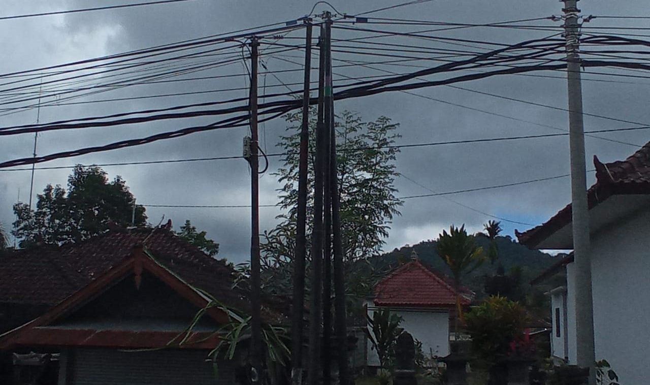 Tiang Provider di Karangasem Abaikan Estetika - Pos Merdeka