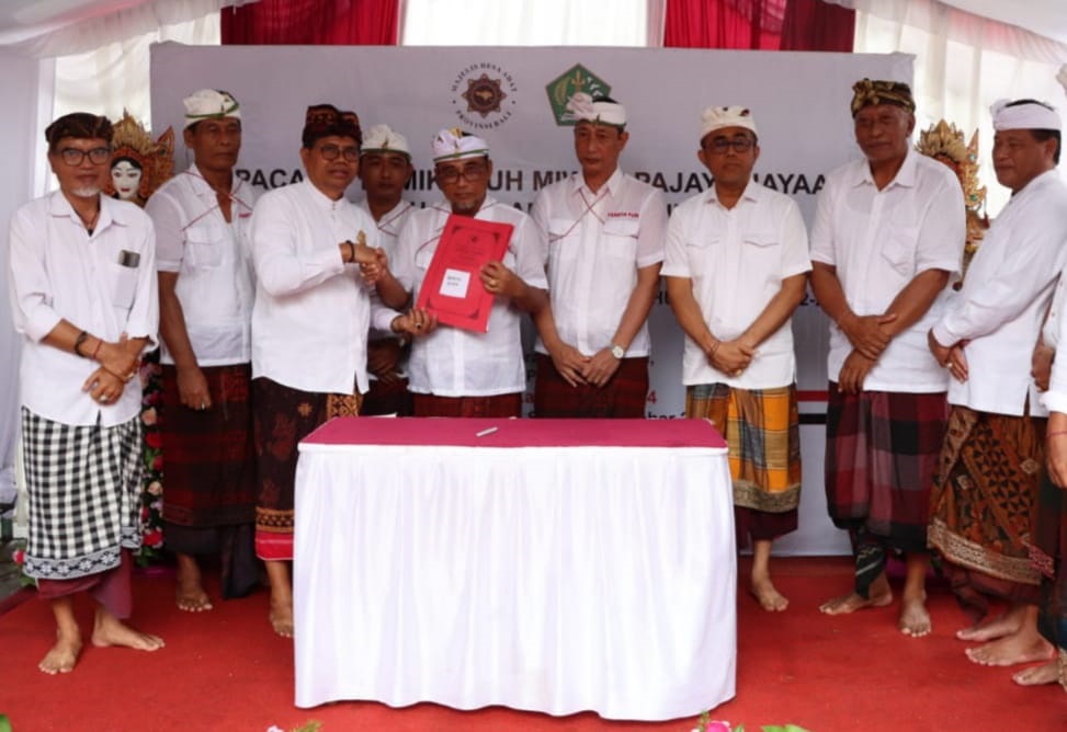 IGN Gede Marhaendra Jaya Dikukuhkan Sebagai Bendesa Adat Penatih Puri ...
