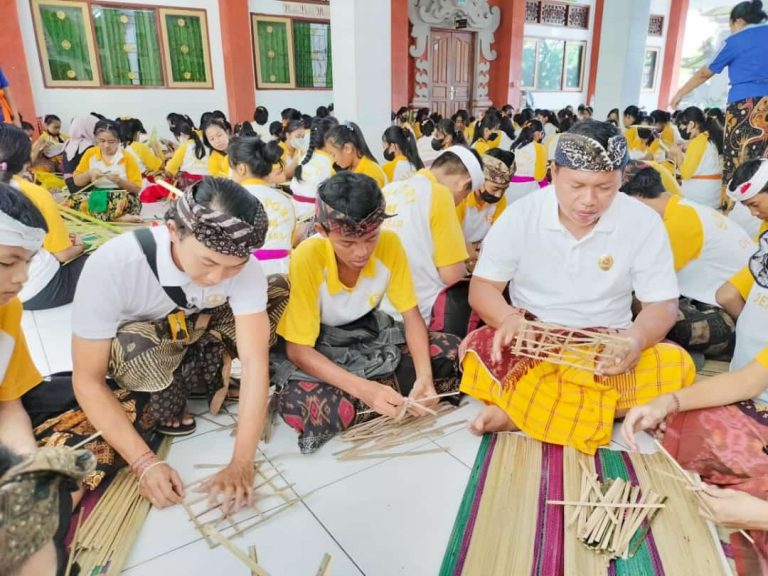 Pasraman SMP PGRI 5 Denpasar Ajarkan Siswa Hormat dengan Catur Guru ...