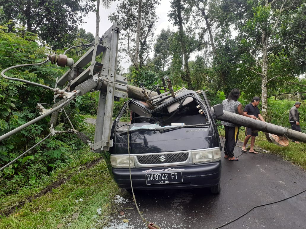 Perbaiki Jaringan, Mobil Rekanan PLN Tertimpa Tiang Listrik - Pos Merdeka