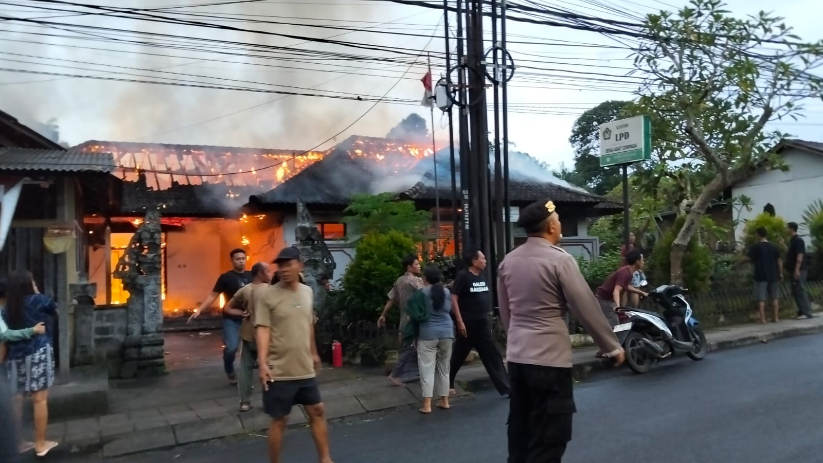 Pasca-Kebakaran, LPD Cempaga Tetap Beroperasi, Uang Nasabah Dijamin ...